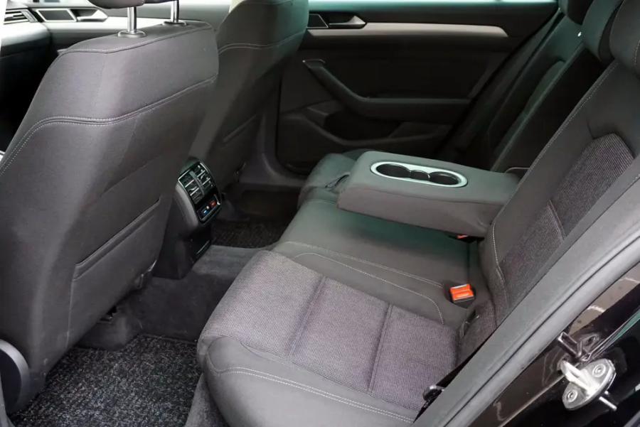 Black Volkswagen Passat B8 2016 in Riga, with an engine capacity of 2.00 L and mileage of 245 thousand km for 7800 €, photo 14 on AUTOMOTO.COM.LV