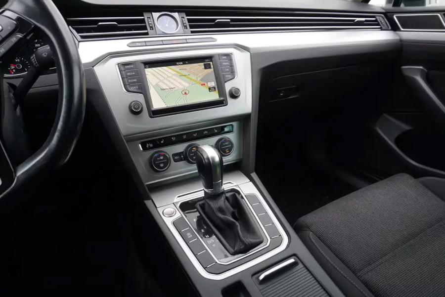 Black Volkswagen Passat B8 2016 in Riga, with an engine capacity of 2.00 L and mileage of 245 thousand km for 7800 €, photo 20 on AUTOMOTO.COM.LV