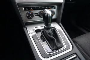 Black Volkswagen Passat B8 2016 in Riga, with an engine capacity of 2.00 L and mileage of 245 thousand km for 7800 €, photo 21 on AUTOMOTO.COM.LV