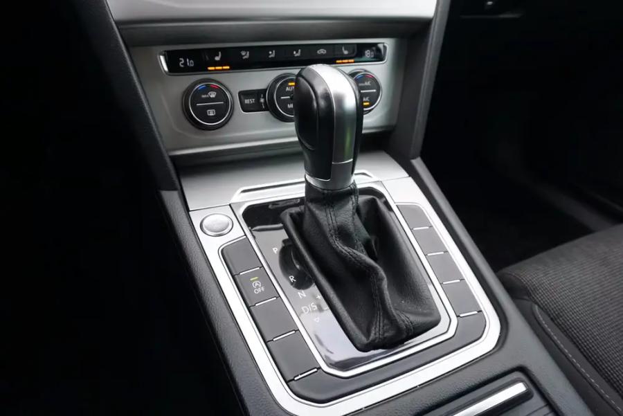 Black Volkswagen Passat B8 2016 in Riga, with an engine capacity of 2.00 L and mileage of 245 thousand km for 7800 €, photo 21 on AUTOMOTO.COM.LV