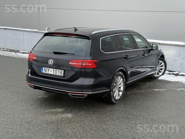 Black Volkswagen Passat B8 2017 in Riga, with an engine capacity of 2.00 L and mileage of 230 thousand km for 11488 €, photo 4 on AUTOMOTO.COM.LV