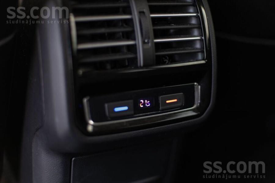 Black Volkswagen Passat B8 2018 in Riga, with an engine capacity of 2.00 L and mileage of 328 thousand km for 8590 €, photo 12 on AUTOMOTO.COM.LV