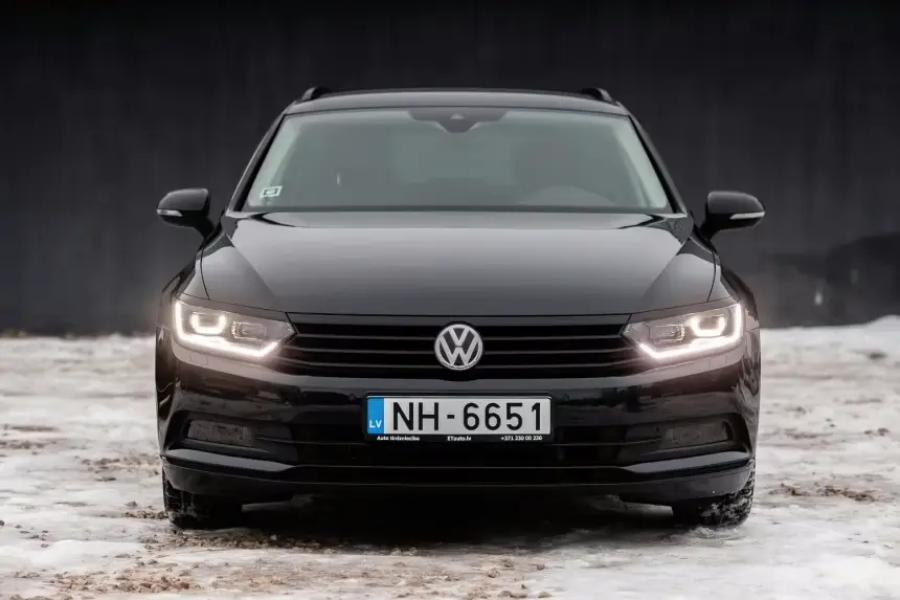 Black Volkswagen Passat B8 2019 in Jelgava, with an engine capacity of 1.60 L and mileage of 141 thousand km for 17600 €, photo 3 on AUTOMOTO.COM.LV