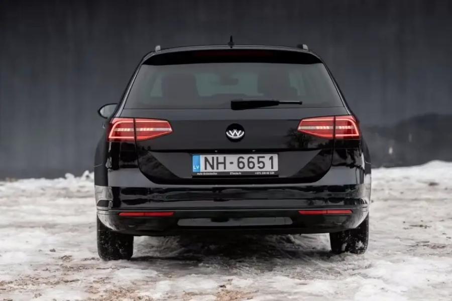 Black Volkswagen Passat B8 2019 in Jelgava, with an engine capacity of 1.60 L and mileage of 141 thousand km for 17600 €, photo 6 on AUTOMOTO.COM.LV