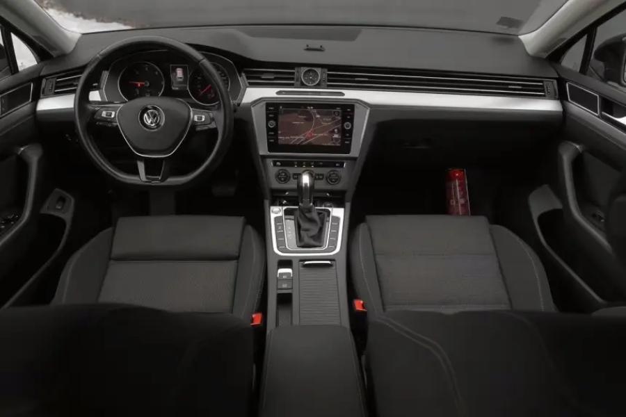 Black Volkswagen Passat B8 2019 in Jelgava, with an engine capacity of 1.60 L and mileage of 141 thousand km for 17600 €, photo 8 on AUTOMOTO.COM.LV