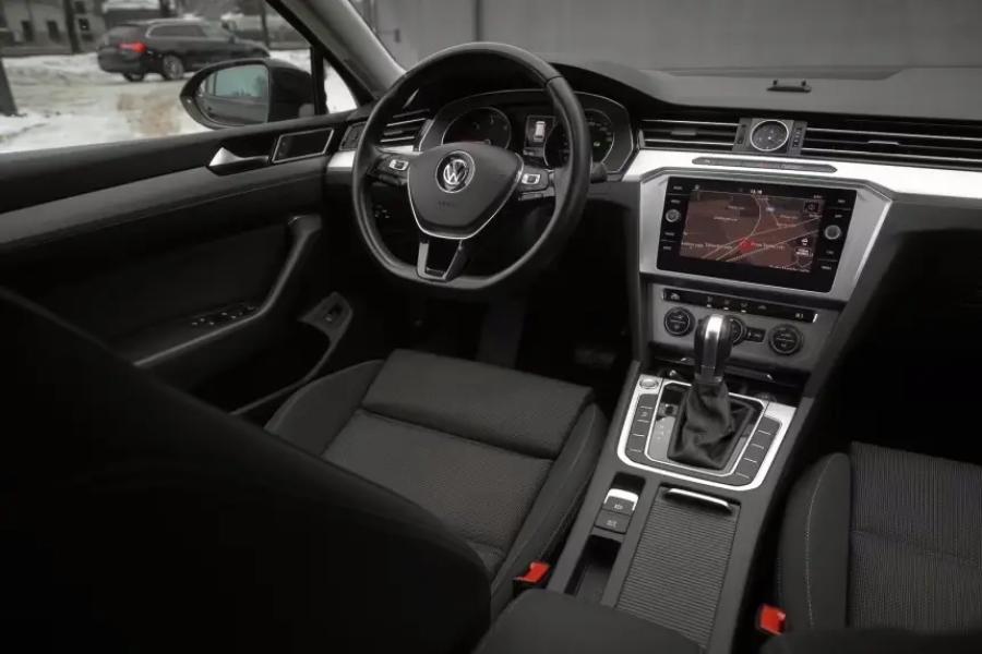Black Volkswagen Passat B8 2019 in Jelgava, with an engine capacity of 1.60 L and mileage of 141 thousand km for 17600 €, photo 9 on AUTOMOTO.COM.LV