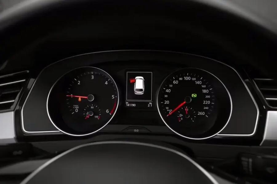 Black Volkswagen Passat B8 2019 in Jelgava, with an engine capacity of 1.60 L and mileage of 141 thousand km for 17600 €, photo 13 on AUTOMOTO.COM.LV