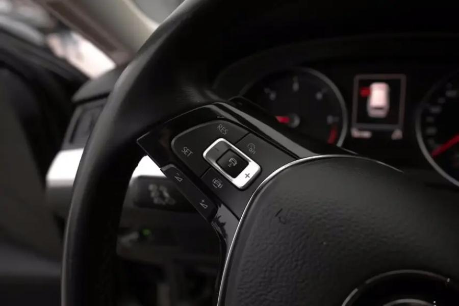 Black Volkswagen Passat B8 2019 in Jelgava, with an engine capacity of 1.60 L and mileage of 141 thousand km for 17600 €, photo 14 on AUTOMOTO.COM.LV