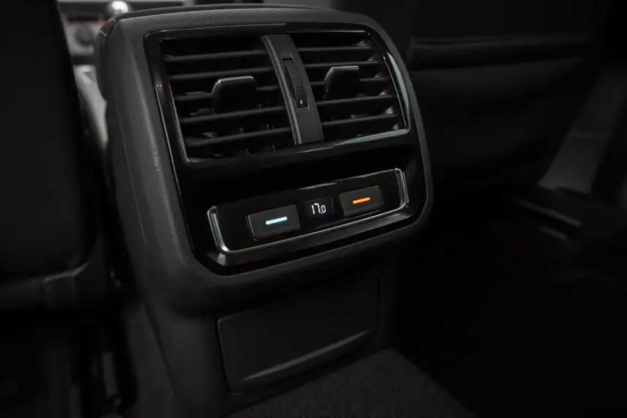 Black Volkswagen Passat B8 2019 in Jelgava, with an engine capacity of 1.60 L and mileage of 141 thousand km for 17600 €, photo 16 on AUTOMOTO.COM.LV