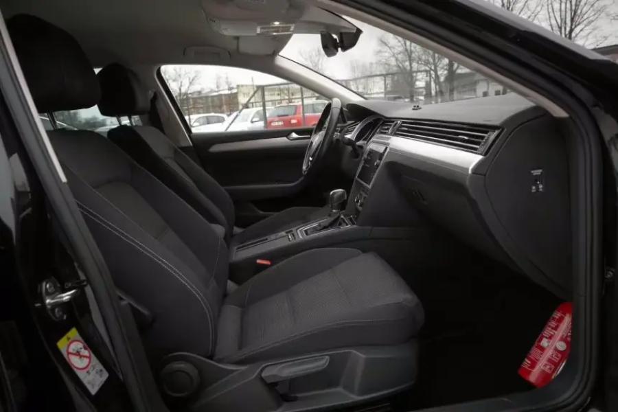 Black Volkswagen Passat B8 2019 in Jelgava, with an engine capacity of 1.60 L and mileage of 141 thousand km for 17600 €, photo 17 on AUTOMOTO.COM.LV