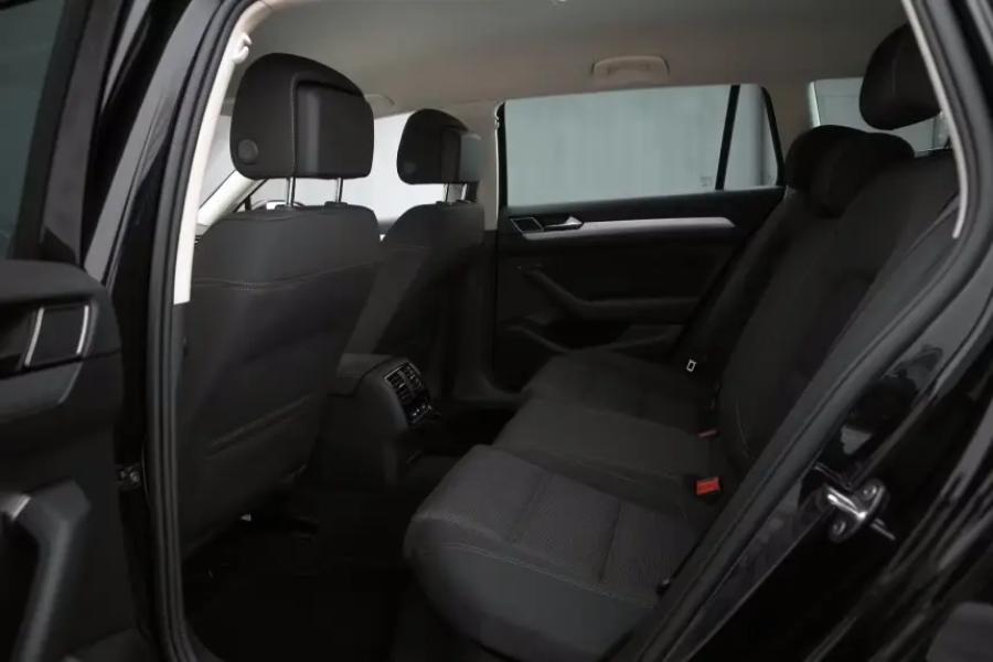 Black Volkswagen Passat B8 2019 in Jelgava, with an engine capacity of 1.60 L and mileage of 141 thousand km for 17600 €, photo 18 on AUTOMOTO.COM.LV