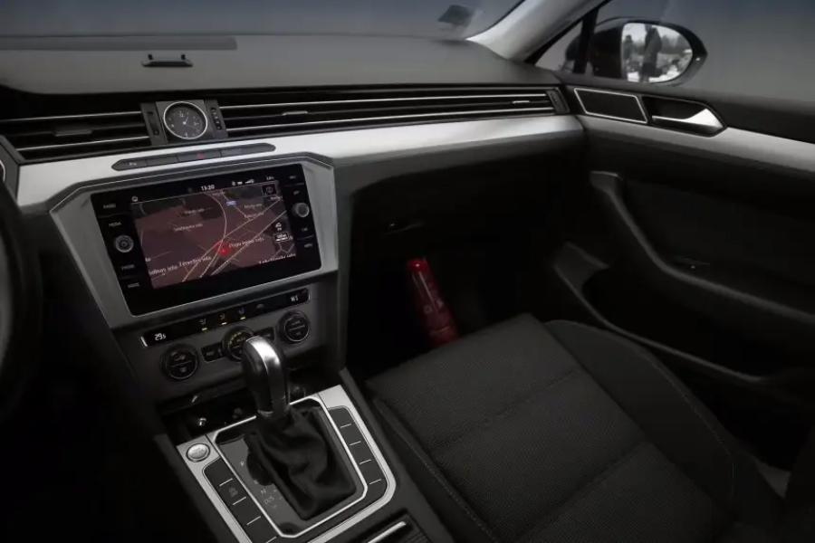 Black Volkswagen Passat B8 2019 in Jelgava, with an engine capacity of 1.60 L and mileage of 141 thousand km for 17600 €, photo 12 on AUTOMOTO.COM.LV