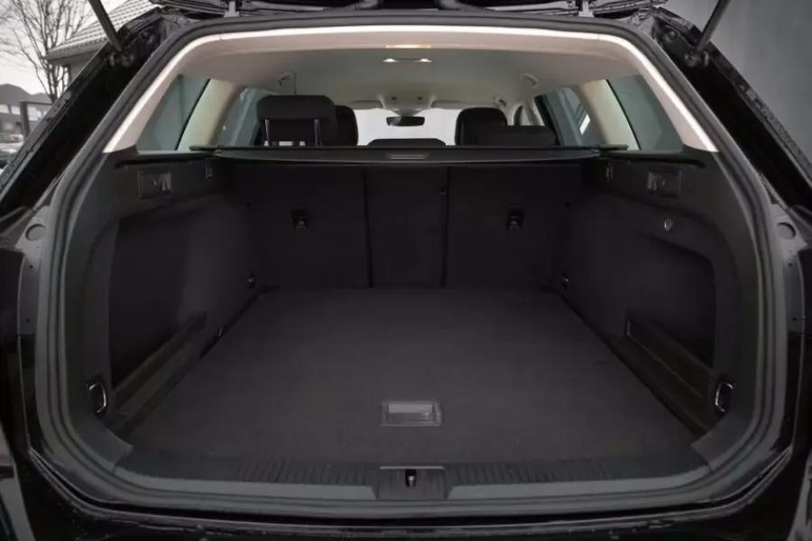 Black Volkswagen Passat B8 2019 in Jelgava, with an engine capacity of 1.60 L and mileage of 141 thousand km for 17600 €, photo 19 on AUTOMOTO.COM.LV