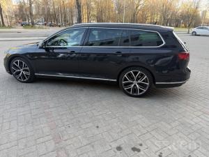 Black Volkswagen Passat B8 2020 in Klaipeda, with an engine capacity of 2.00 L and mileage of 235 thousand km for 21900 €, photo 5 on AUTOMOTO.COM.LV