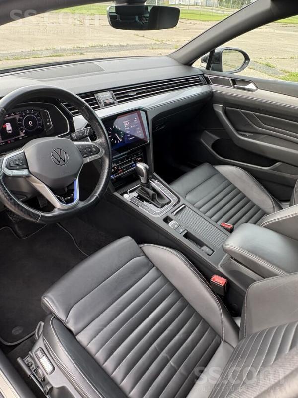 Black Volkswagen Passat B8 2020 in Riga, with an engine capacity of 1.40 L and mileage of 164 thousand km for 19500 €, photo 3 on AUTOMOTO.COM.LV