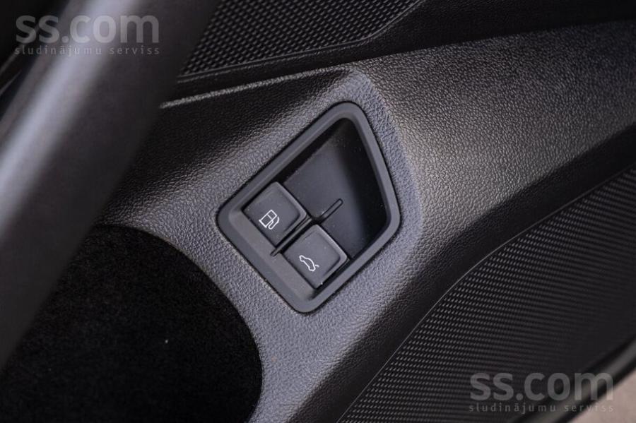 Black Volkswagen Passat B8 2021 in Riga, with an engine capacity of 1.40 L and mileage of 92 thousand km for 23500 €, photo 14 on AUTOMOTO.COM.LV