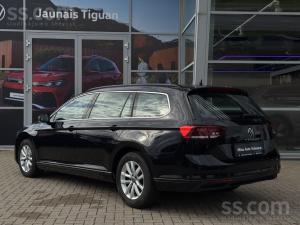 Black Volkswagen Passat B8 2021 in Valmiera, with an engine capacity of 2.00 L and mileage of 136 thousand km for 16500 €, photo 5 on AUTOMOTO.COM.LV