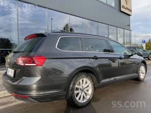 Black Volkswagen Passat B8 2023 in Riga, with an engine capacity of 1.50 L and mileage of 90 thousand km for 18900 €, photo 5 on AUTOMOTO.COM.LV