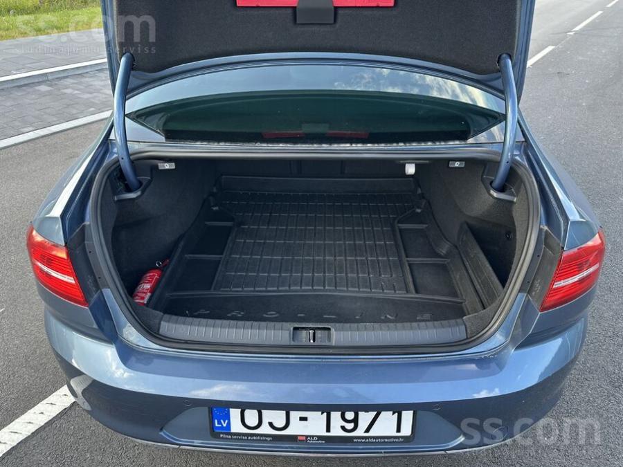 Blue Volkswagen Passat B8 2015 in Riga, with an engine capacity of 2.00 L and mileage of 283 thousand km for 8400 €, photo 8 on AUTOMOTO.COM.LV