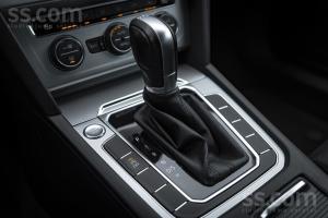 Blue Volkswagen Passat B8 2017 in Riga, with an engine capacity of 2.00 L and mileage of 228 thousand km for 8990 €, photo 22 on AUTOMOTO.COM.LV