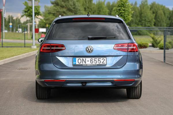 Blue Volkswagen Passat B8 2015 in Jelgava, with an engine capacity of 2.00 L and mileage of 281 thousand km for 9850 €, photo 5 on AUTOMOTO.COM.LV
