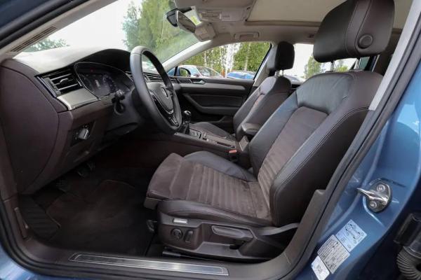 Blue Volkswagen Passat B8 2015 in Jelgava, with an engine capacity of 2.00 L and mileage of 281 thousand km for 9850 €, photo 7 on AUTOMOTO.COM.LV