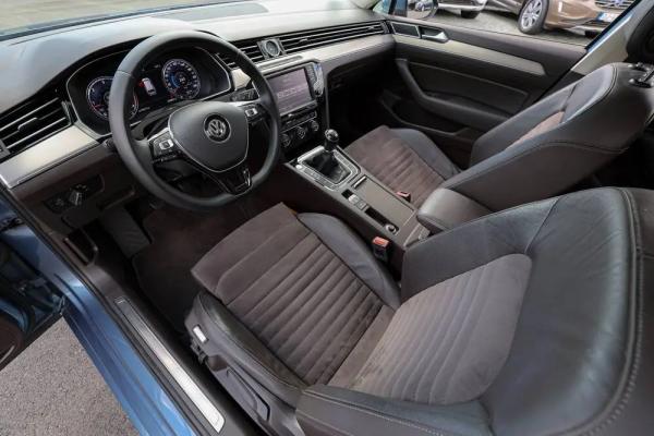 Blue Volkswagen Passat B8 2015 in Jelgava, with an engine capacity of 2.00 L and mileage of 281 thousand km for 9850 €, photo 8 on AUTOMOTO.COM.LV