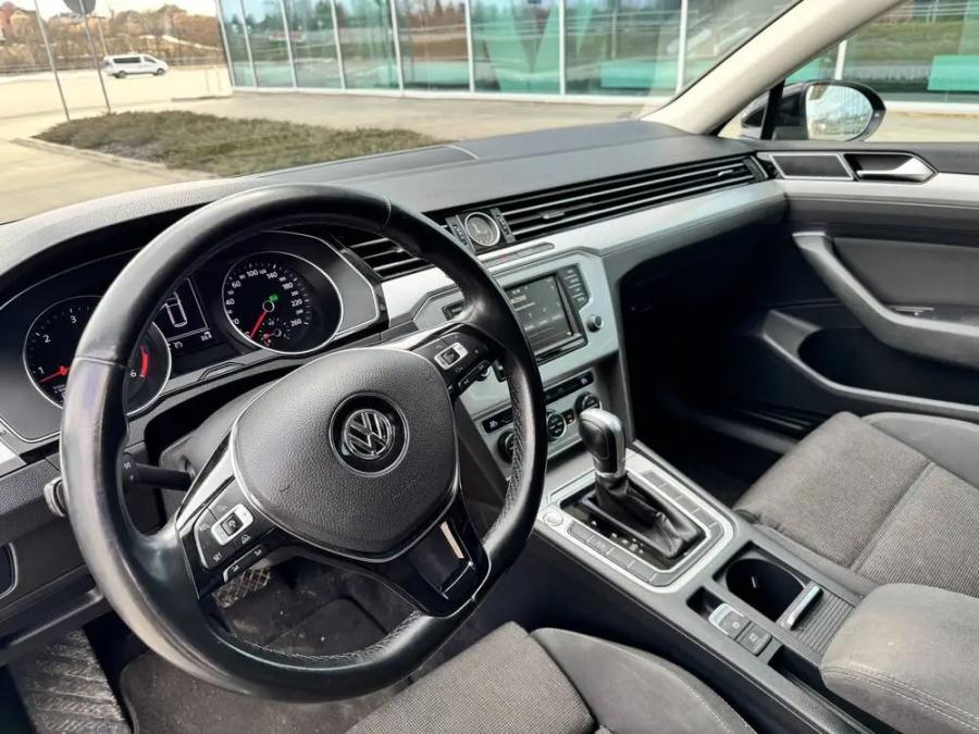 Zils Volkswagen Passat B8 2015 Rēzekne, ar dzinēja tilpumu 2.00 L un nobraukumu 241 tūkst. km par 8900 €, foto 12 vietnē AUTOMOTO.COM.LV