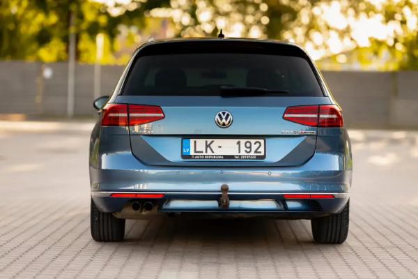 Blue Volkswagen Passat B8 2015 in Jelgava, with an engine capacity of 2.00 L and mileage of 307 thousand km for 10900 €, photo 4 on AUTOMOTO.COM.LV