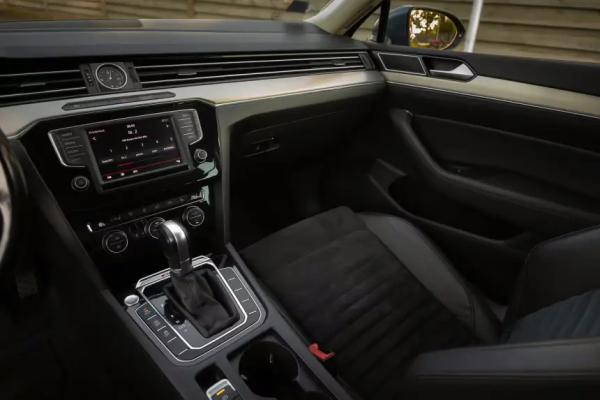 Blue Volkswagen Passat B8 2015 in Jelgava, with an engine capacity of 2.00 L and mileage of 307 thousand km for 10900 €, photo 8 on AUTOMOTO.COM.LV
