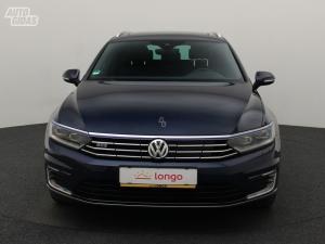 Blue Volkswagen Passat B8 2016 in Vilnius, with an engine capacity of 1.40 L and mileage of 200 thousand km for 12199 €, photo 3 on AUTOMOTO.COM.LV
