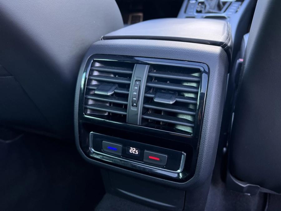 Blue Volkswagen Passat B8 2019 in Riga, with an engine capacity of 2.00 L and mileage of 182 thousand km for 16550 €, photo 5 on AUTOMOTO.COM.LV