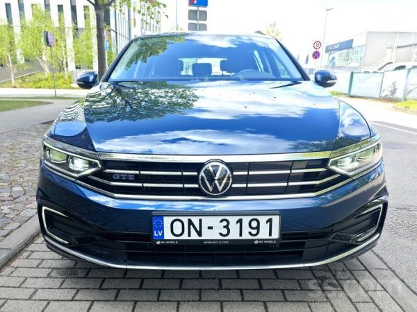 Blue Volkswagen Passat B8 2021 in Riga, with an engine capacity of 1.40 L and mileage of 125 thousand km for 20990 €, photo 2 on AUTOMOTO.COM.LV
