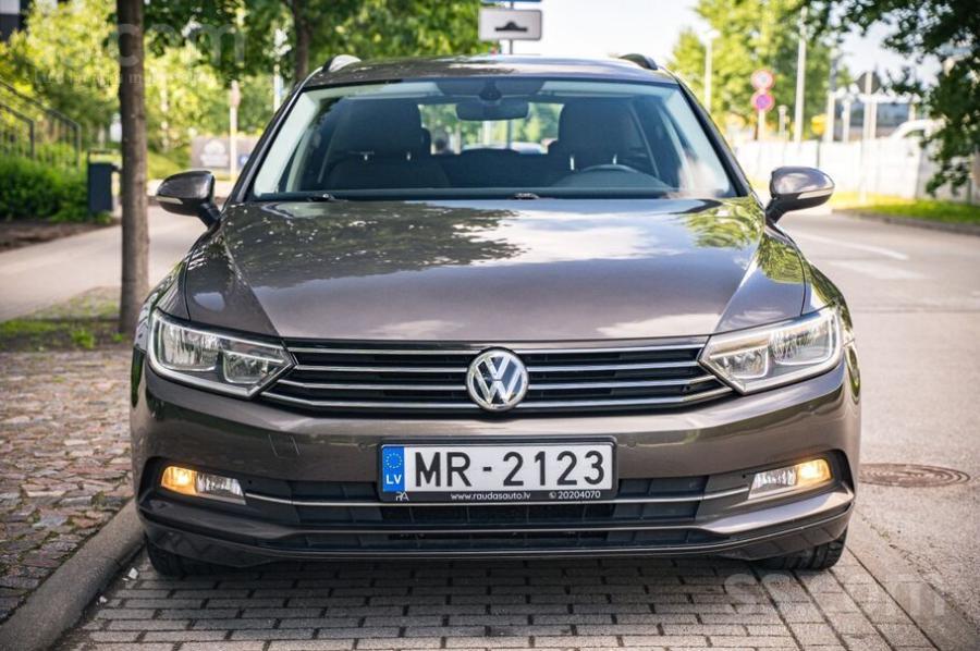 Brown Volkswagen Passat B8 2015 in Riga, with an engine capacity of 1.60 L and mileage of 286 thousand km for 5490 €, photo 3 on AUTOMOTO.COM.LV