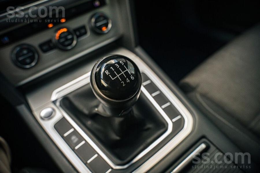 Brown Volkswagen Passat B8 2015 in Riga, with an engine capacity of 1.60 L and mileage of 286 thousand km for 5490 €, photo 11 on AUTOMOTO.COM.LV