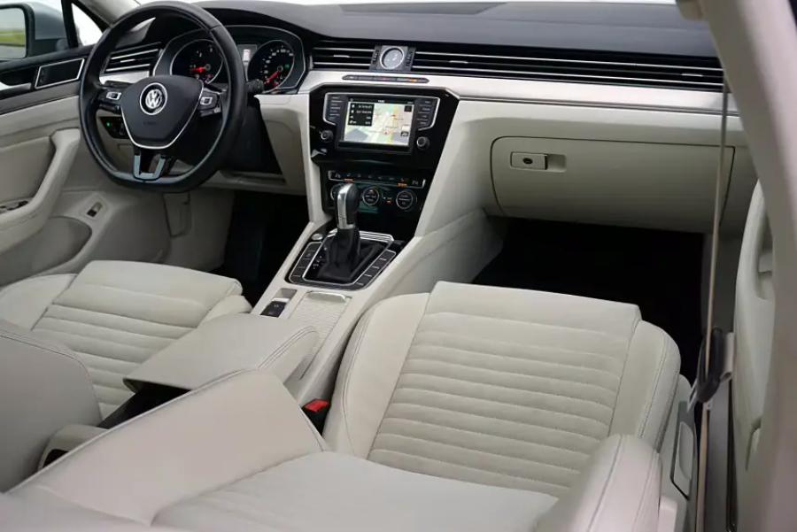 Brūns Volkswagen Passat B8 2015 Rīga, ar dzinēja tilpumu 2.00 L un nobraukumu 228 tūkst. km par 7900 €, foto 14 vietnē AUTOMOTO.COM.LV