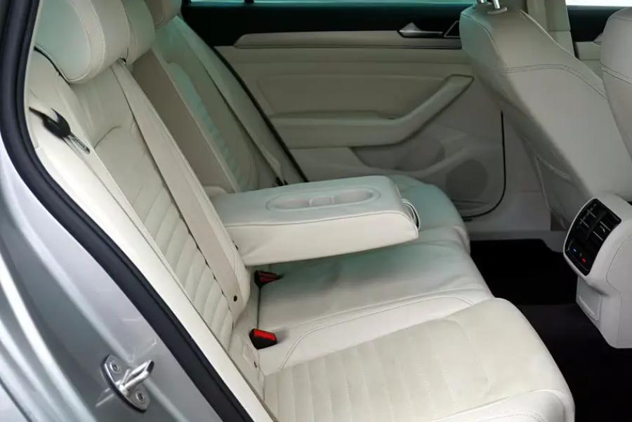 Brūns Volkswagen Passat B8 2015 Rīga, ar dzinēja tilpumu 2.00 L un nobraukumu 228 tūkst. km par 7900 €, foto 15 vietnē AUTOMOTO.COM.LV