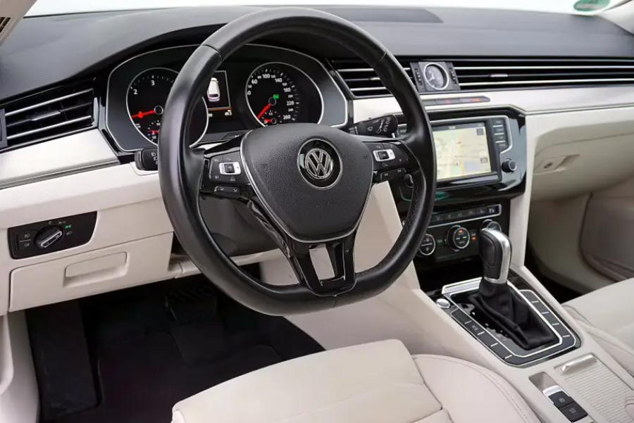 Brūns Volkswagen Passat B8 2015 Rīga, ar dzinēja tilpumu 2.00 L un nobraukumu 228 tūkst. km par 7900 €, foto 17 vietnē AUTOMOTO.COM.LV