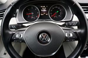 Brūns Volkswagen Passat B8 2015 Rīga, ar dzinēja tilpumu 2.00 L un nobraukumu 228 tūkst. km par 7900 €, foto 18 vietnē AUTOMOTO.COM.LV