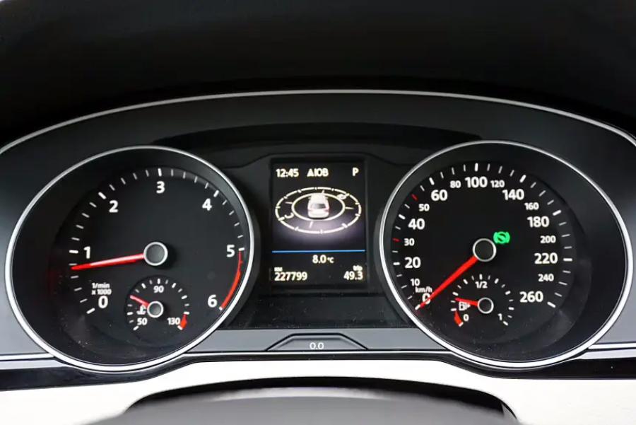 Brūns Volkswagen Passat B8 2015 Rīga, ar dzinēja tilpumu 2.00 L un nobraukumu 228 tūkst. km par 7900 €, foto 19 vietnē AUTOMOTO.COM.LV