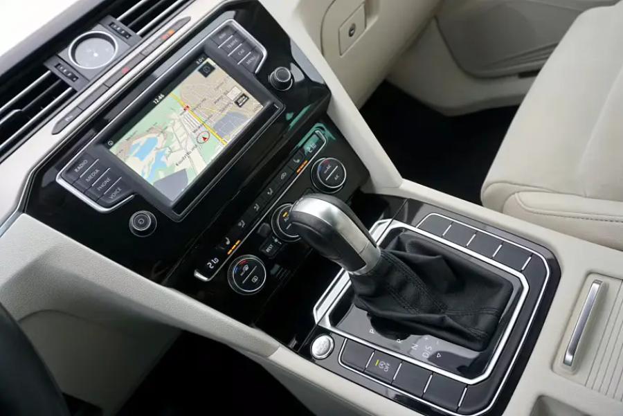 Brūns Volkswagen Passat B8 2015 Rīga, ar dzinēja tilpumu 2.00 L un nobraukumu 228 tūkst. km par 7900 €, foto 20 vietnē AUTOMOTO.COM.LV