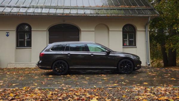 Brown Volkswagen Passat B8 2015 in Jelgava, with an engine capacity of 2.00 L and mileage of 278 thousand km for 9800 €, photo 1 on AUTOMOTO.COM.LV