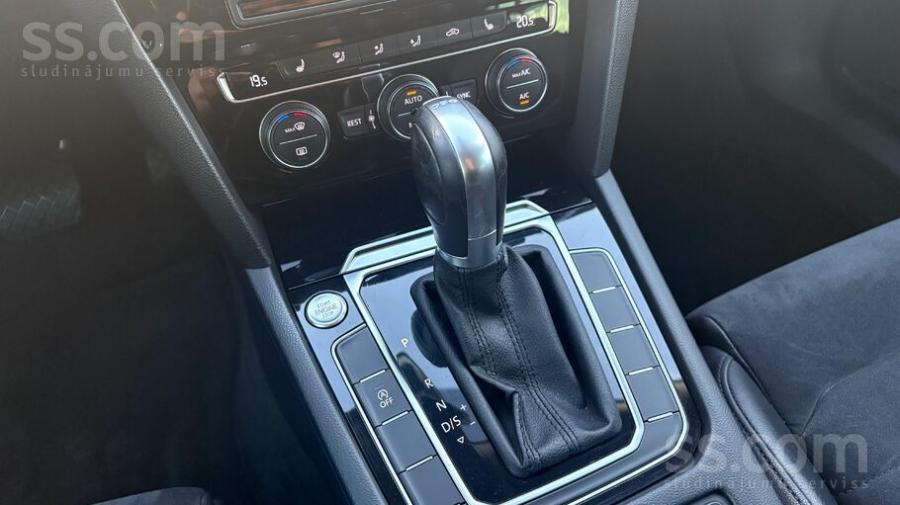 Brown Volkswagen Passat B8 2015 in Liepaja, with an engine capacity of 2.00 L and mileage of 244 thousand km for 11350 €, photo 24 on AUTOMOTO.COM.LV