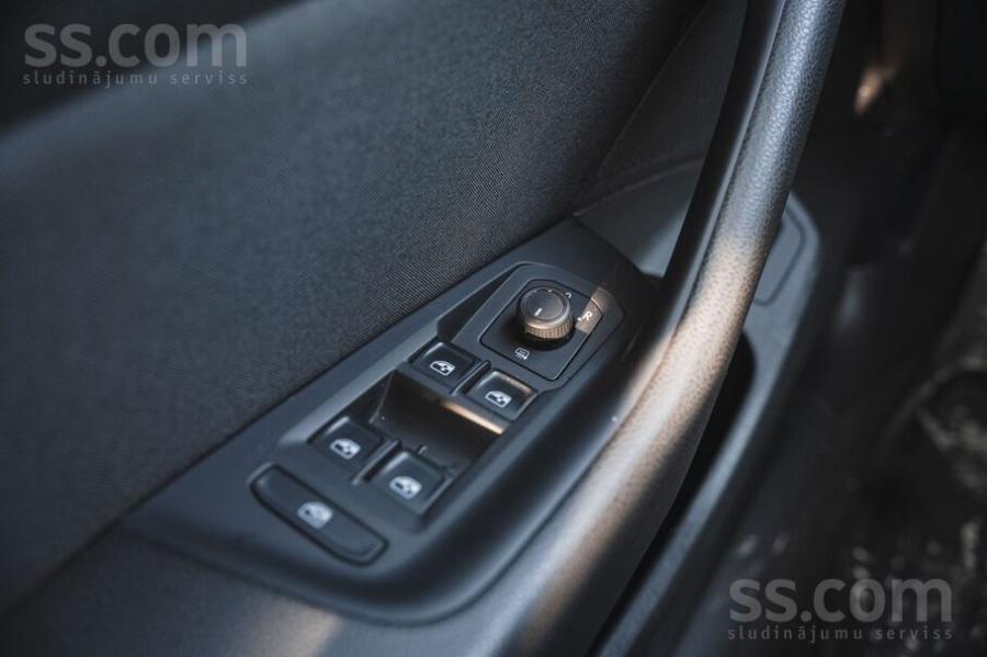 Brown Volkswagen Passat B8 2017 in Riga, with an engine capacity of 1.60 L and mileage of 352 thousand km for 9990 €, photo 25 on AUTOMOTO.COM.LV