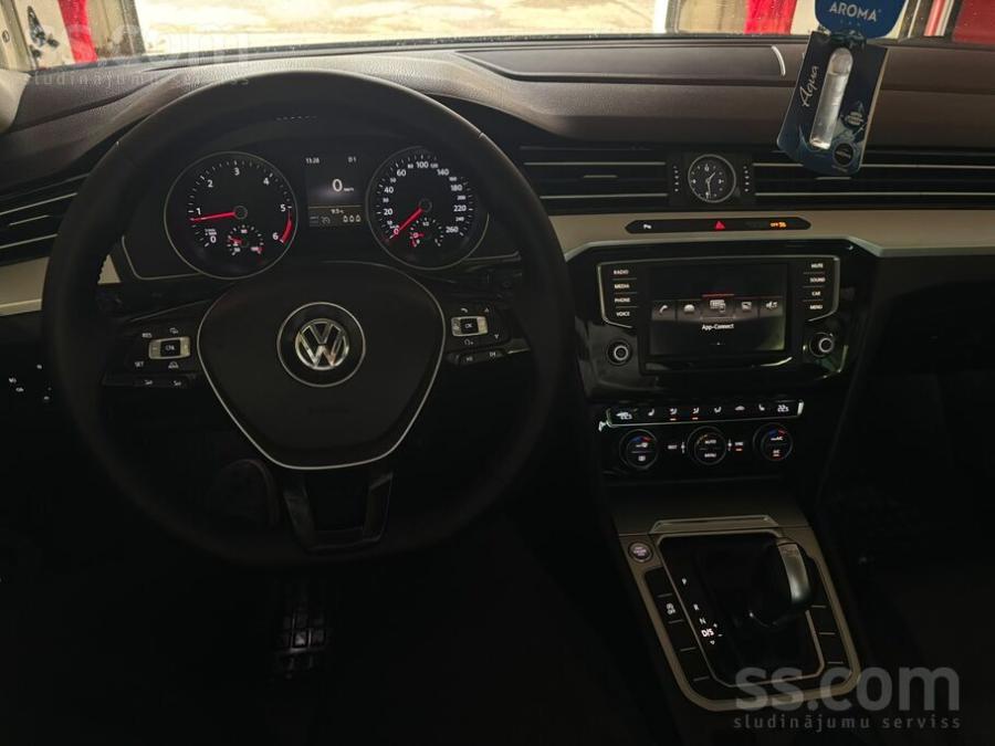 Grey Volkswagen Passat B8 2015 in Jelgava, with an engine capacity of 2.00 L and mileage of 263 thousand km for 9500 €, photo 6 on AUTOMOTO.COM.LV