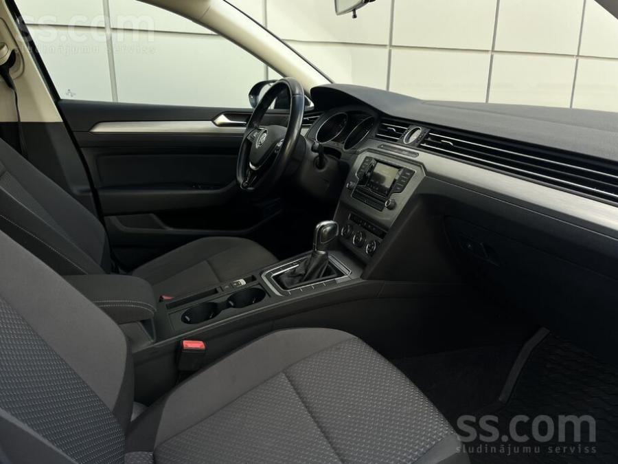 Pelēks Volkswagen Passat B8 2017 Rīga, ar dzinēja tilpumu 1.40 L un nobraukumu 90 tūkst. km par 11500 €, foto 21 vietnē AUTOMOTO.COM.LV