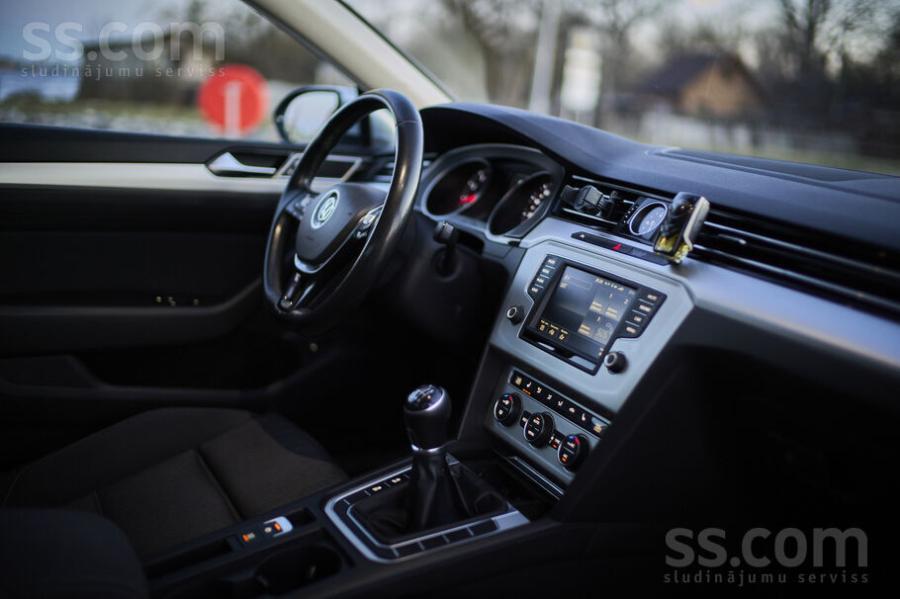 Grey Volkswagen Passat B8 2017 in Riga, with an engine capacity of 1.80 L and mileage of 102 thousand km for 11300 €, photo 11 on AUTOMOTO.COM.LV