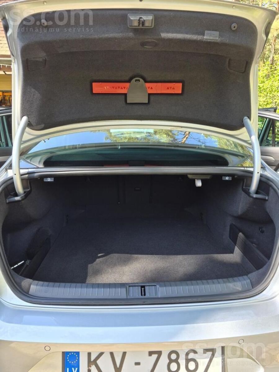 Grey Volkswagen Passat B8 2017 in Riga, with an engine capacity of 2.00 L and mileage of 150 thousand km for 8700 €, photo 12 on AUTOMOTO.COM.LV
