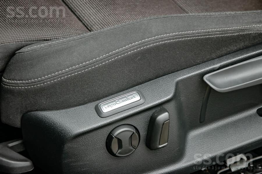 Grey Volkswagen Passat B8 2019 in Tukums, with an engine capacity of 2.00 L and mileage of 99 thousand km for 14990 €, photo 16 on AUTOMOTO.COM.LV