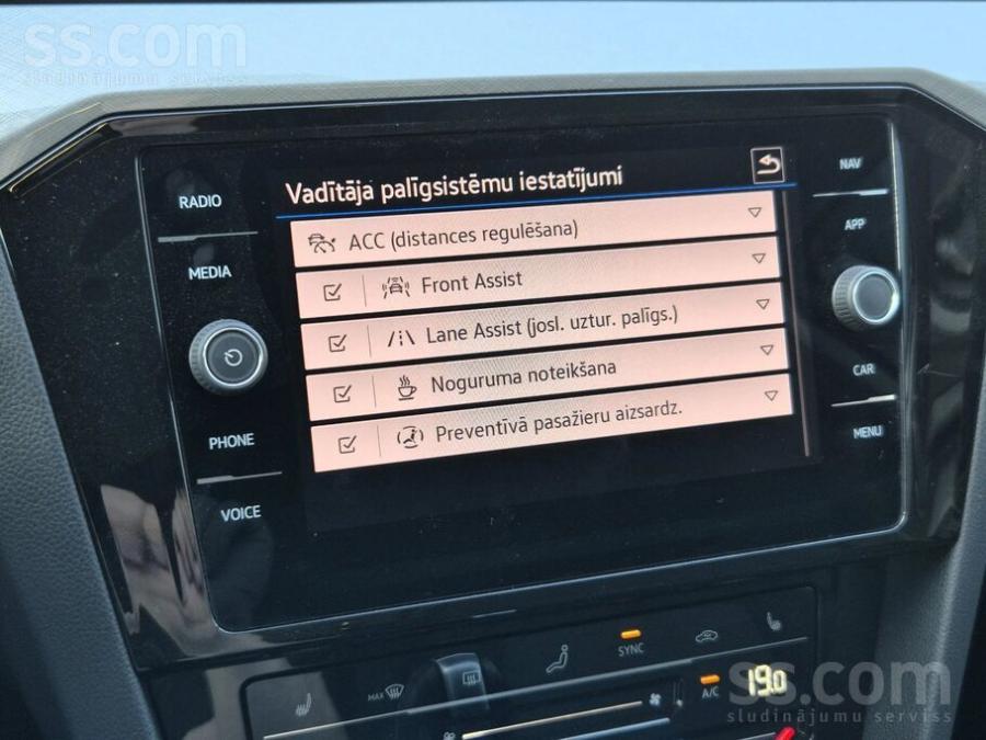 Pelēks Volkswagen Passat B8 2022 Rīga, ar dzinēja tilpumu 2.00 L un nobraukumu 121 tūkst. km par 18990 €, foto 20 vietnē AUTOMOTO.COM.LV